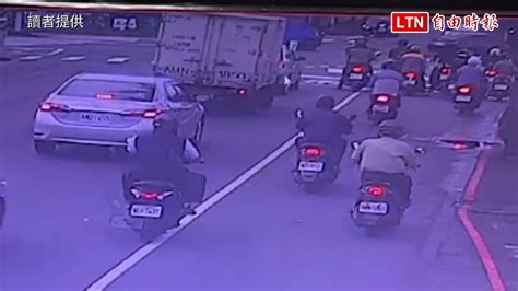 怎麼開的？女駕車等紅燈突衝撞左前方騎士受傷 讀者提供─影片 Dailymotion