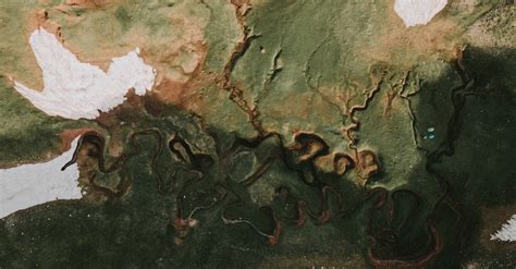 4k 바탕화면 갈색과 녹색의 대비 강 거친 지형 경치 좋은 전망 골든 아워 공중 광야 구불구불한 강 그림자 꼬불 꼬불 한 강 녹색 풍경 드론 드론