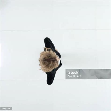 2029세의 성인 미모긴 머리긴 머리 코 카 서 스 여성젊은 여성 사업가비즈니스 맨매니저 앞에 서 있는 1 인전체 길이 흰색 배경 착용 비즈니스 웨어엉덩이에 손으로 양복