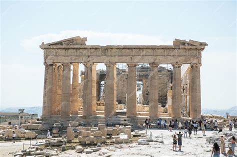 파르테논 신전 그리스 아테네의 아크로폴리스에서 화창한 날에 오래된 그리스 유적 놀랍고 아름다운 유적이 있는 언덕에 있는 아테네의 아크로폴리스 파르테논 프리미엄 사진
