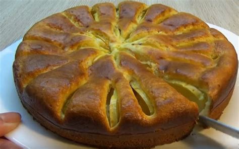 Воздушная шарлотка с творогом и яблоками — Солянка