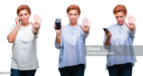 중 고위 여자 오픈 손으로 하 고 심각 하 고 자신감 표현 방어 제스처와 정지 신호 절연된 흰색 배경 위에 스마트폰을 사용 하 여 콜라주 경계 표지에 대한 스톡 사진 및