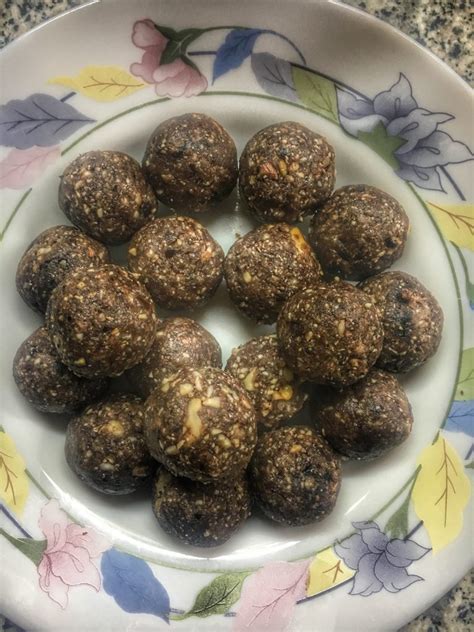 Бонбони с фурми и ядки лесна идея за здравословен десерт