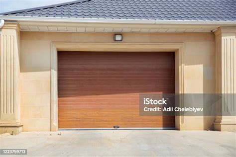 셔터 도어 또는 롤러 도어 및 콘크리트 바닥 외부 집에 흰색 자동 셔터 차고의 게이트 현대 건물 1 층에 자동 전기 롤업 게이트 또는 푸시 업 문 0명에 대한 스톡 사진 및