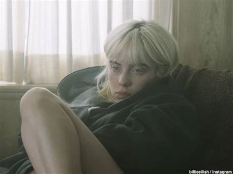 ビリー・アイリッシュ、ブロンドヘアを振り返り「一瞬たりともセクシーさを感じなかった」と語る！ さまざまな髪色を試してきたビリーがブロンドにした