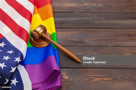 나무 배경에 무지개 색상의 Lgbt 플래그와 법과 정의의 Woden 판사 망치 상징 0명에 대한 스톡 사진 및 기타 이미지 0명 개념 개선 Istock