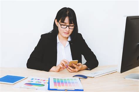 컴퓨터와 테이블에 문서 휴대 전화를 사용 하 여 사무실에서 일 하는 매력적인 젊은 비즈니스 여자의 초상화 경영자에 대한 스톡 사진 및 기타 이미지 Istock