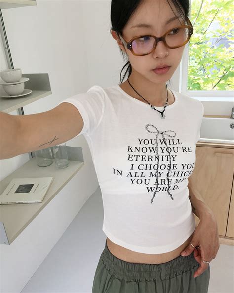 티뉴 발레코어 리본 레터링 슬림핏 반팔 티셔츠 에이블리