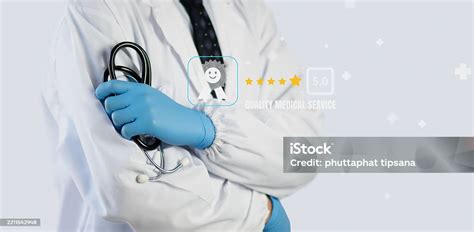 의사 승인 체크 마크 우수상 및 신뢰할 수 있고 안전하며 전문적인 임상 치료를 상징하는 디지털 의료 서비스 표준을 특징으로 하는 의료 품질 인증 개념 개선에 대한 스톡 사진