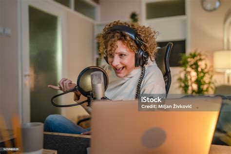 스튜디오에서 비디오 팟캐스트 또는 Vlogg 블로거를 촬영하거나 스트리밍하는 여성 45 49세에 대한 스톡 사진 및 기타 이미지 45 49세 녹음실 라디오 방송국