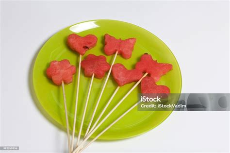 수 박의 펄프의 조각 우표와 함께 잘립니다 그들은 다양 한 형태의 주어 집니다 피크닉 꼬치에 현악기 0명에 대한 스톡 사진 및 기타 이미지 Istock