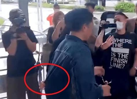 61岁梁朝伟在德国和路人合影 满头白发 ＊ 阿波罗新闻网