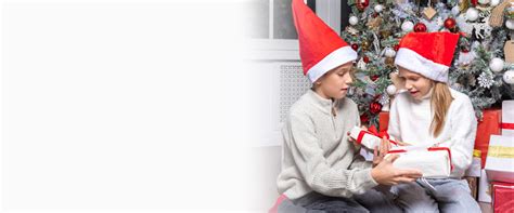 귀여운 행복 흥분 된 아이들 산타 모자에 소년과 소녀는 집에서 크리스마스 트리 옆에 깜짝 선물을 교환 12월에 대한 스톡 사진 및 기타 이미지 Istock