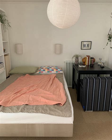 누리 공간 오슬로가서 득템한 뉴템들로 채운 Desk Zone • • 💻 📚 💡 오빠는 내가 내 취향인 물건을 발견할 때 눈이 반짝인다고 했다 평소엔 동태인 편