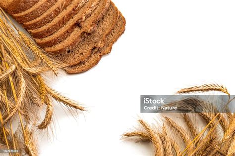 전통적인 빵 흰 배경에 고립 된 밀 곡물 귀 또는 스파이크 식물이있는 소박한 전통 빵 덩어리 호밀 빵집에 딱딱한 빵집 베이커리