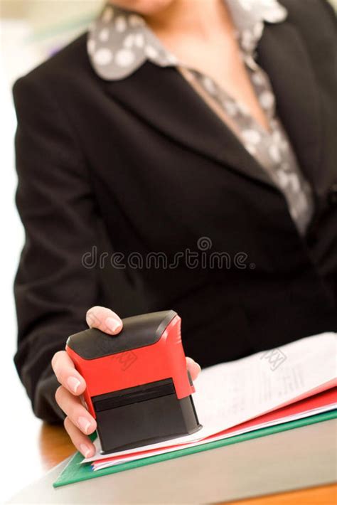 女商人盖章文件图片 包图网企业站