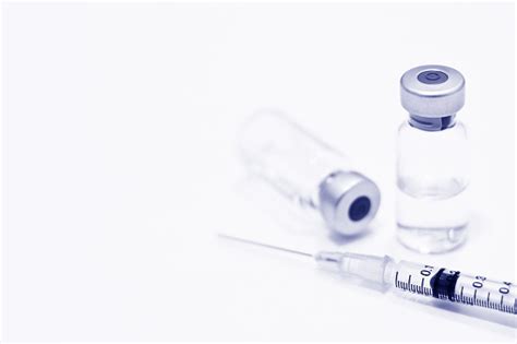 약물 또는 백신 1 Ml 바늘 고립 된 화이트 배경에 블루 톤 컬러와 플라스틱 주사기의 유리병 건강관리와 의술에 대한 스톡 사진 및 기타 이미지 Istock