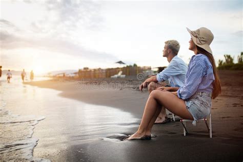 Pares Jovenes Felices Que Tienen La Diversi N Y Amor En La Playa El D A Soleado Imagen De