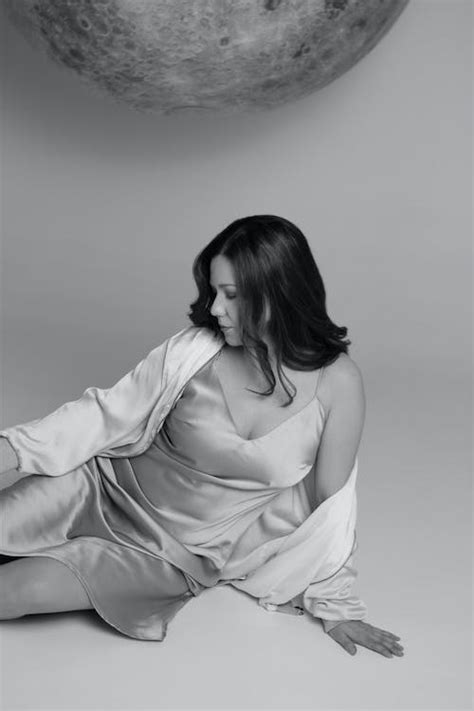 갈색 머리 단순한 블랙 앤 화이트 수직 쐈어 스타일 스튜디오 촬영 실크 드레스 앉아 있는 여성 젊은 패션에