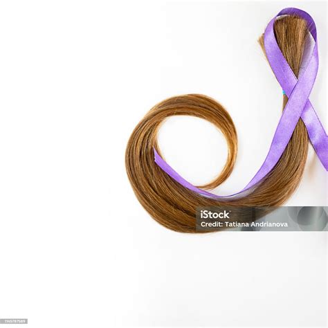 흰색 바탕에 암에 대 한 싸움의 상징으로 라벤더 리본으로 긴 금발 머리 기증 평면도 환자를 위한가 발을 만들기 위한 천연 소재 복사 공간이 있는 정사각형 고립 개념 0명에