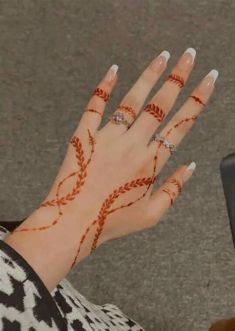 شیک‌ترین ایده‌های طرح حنا فانتزی دخترانه روی دست و پا