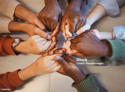 희망 지원 또는 믿음 종교 또는 영적 찬양을 가진 사람들의 손을 잡고 최고의 전망과 그룹기도를합니다 공동체 팀워크 기독교 친구들 하나님을 경배하기 위해 함께 기도하는 남녀