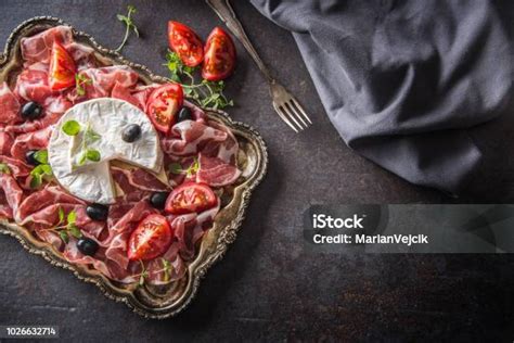 치즈 햄 또는 코파 햄 토마토 올리브와 오 레가 노 허브에서 Camambert 0명에 대한 스톡 사진 및 기타 이미지 0명 건강한 생활방식 노랑 Istock
