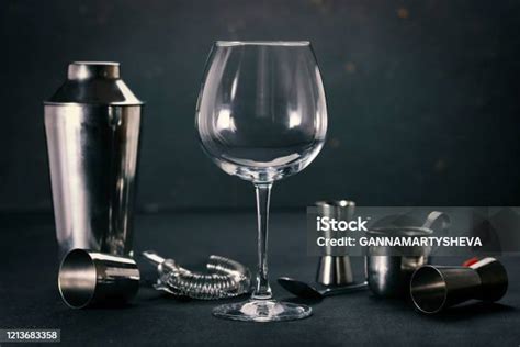 칵테일 교반기 칵테일 셰이커 바텐더 기압계 혼합학 바 카운터 전문 도구 칵테일 쉐이커에 대한 스톡 사진 및 기타 이미지 칵테일 쉐이커 강철 개인 장식품 Istock