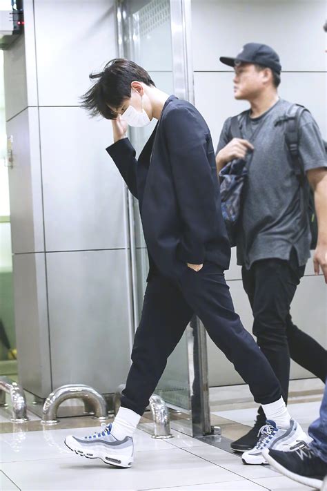 더쿠 요즘 양말 안에 바지 넣어입는거 유행인가