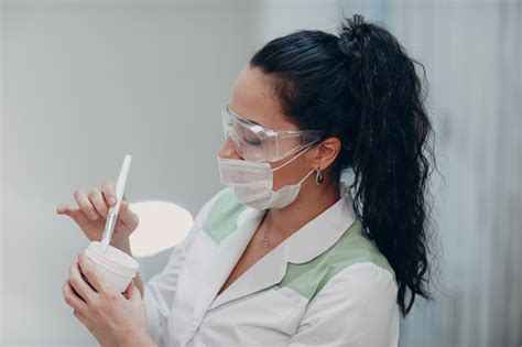 뷰티 스파 살롱에서 화장품 브러쉬와 얼굴 마스크와 미소 미용사 초상화 미용사에 대한 스톡 사진 및 기타 이미지 미용사 20