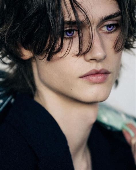 Character Guy With Black Hair And Purple Eyes Fotografia Di Persone