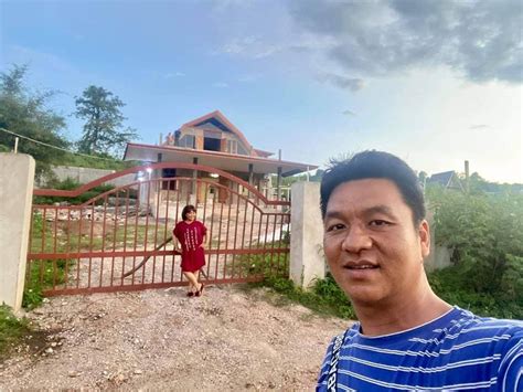 မကြာခင်မှာဆောက်လုပ်ပြီးစီးတော့မယ့်သူတို့ရဲ့ကိုယ်ပိုင်အိမ်လေးကိုကြည့်ကာ ကြည်နူးပျော်ရွှင်နေကြတဲ့