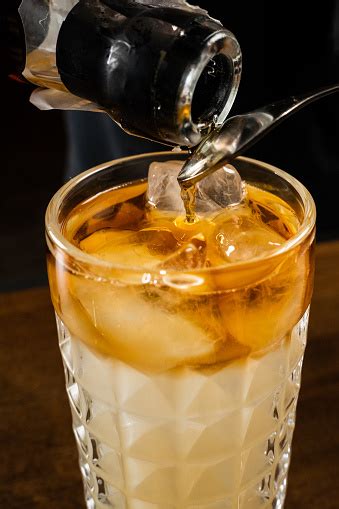 바텐더는 바에서 알코올 칵테일을 준비합니다 바텐더는 위스키 신선한 레몬 설탕 시럽 및 달걀 흰자를 혼합하여 알코올 칵테일을 준비합니다 0명에 대한 스톡 사진 및 기타 이미지