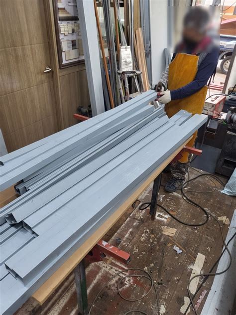 일산 백석동 금속공사들창 제작시공가마찌도어 제작시공힌지설치인테리어필름작업하지작업갈바판작업철물공사가스쇼바설치가스쇼바창문90도개폐창문이자카야 인테리어