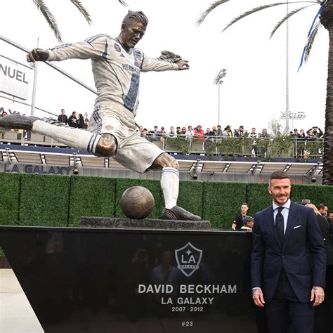 David Beckham Statue Rotblatt Amrany Studio
