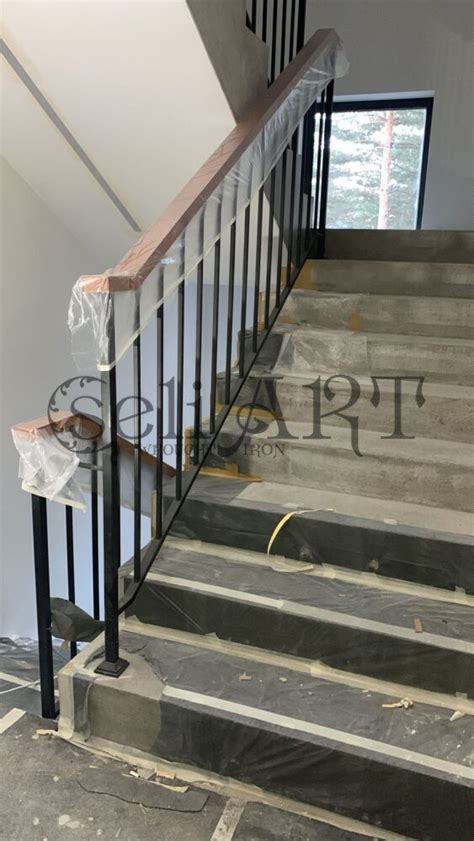 Парапет за стълбище от ковано желязо и ръкохватка