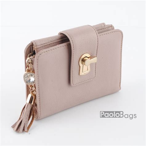 ДАМСКИ ПОРТМОНЕТА Дамско портмоне от естествена кожа малко и компактно с елегантна закопчалка и