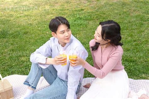 커플피크닉음료수 마시는 연인 사진 이미지 Pho776c 유토이미지 사진 커플 이벤트 계절 봄 연인 남자 여자 한국인 아시아 동양인 자연 환경