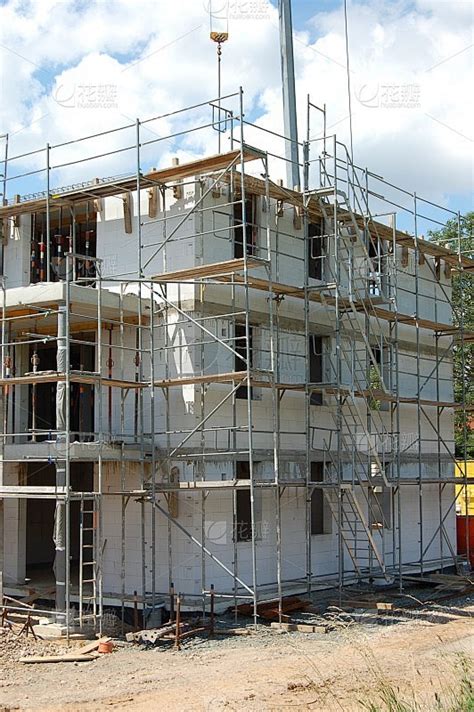 在城市中新建的一座住宅楼