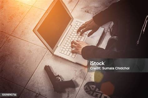 프로그래머 또는 컴퓨터 해커 Keyboardcomputer 또는 네트워크 보안 개념에 코드를 입력 남자에 대한 스톡 사진 및 기타 이미지 Istock