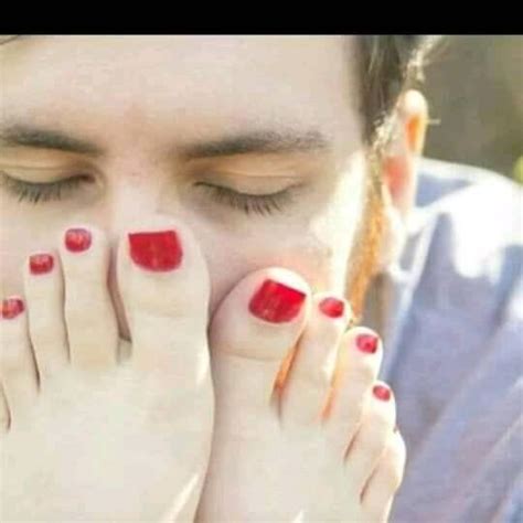 تقبيل اقدام نساء