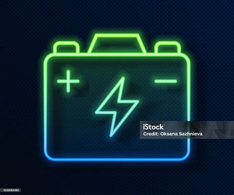 파란색 배경에 고립 된 빛나는 네온 라인 자동차 배터리 아이콘 어큐뮬레이터 배터리 에너지 전력 및 전기 축적기 배터리 벡터 다중