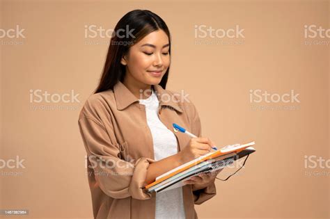 종이 노트와 펜으로 서서 할 일 목록을 만드는 사려 깊은 여자 20 24세에 대한 스톡 사진 및 기타 이미지 20 24세 공부 광고 Istock