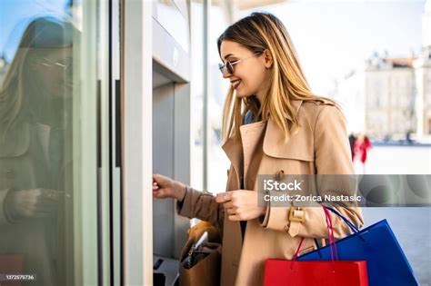 신용 카드로 Atm에서 돈을 받는 젊은 여성 현금 자동 입출금기에 대한 스톡 사진 및 기타 이미지 현금 자동 입출금기 여자 한 명의 여자만 Istock