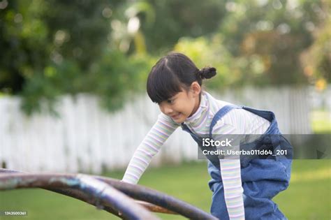 야외 놀이터에서 놀고있는 아시아 어린이 소녀 아이들은 학교 나 유치원 마당에서 놀아요 어린이를위한 건강한 여름 활동 6 7 살에 대한 스톡 사진 및 기타 이미지 Istock