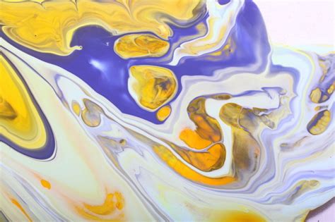 파란색과 보라색은 추상적 인 배경을 반짝입니다 컨셉을 구성합니다 액체 네일 래커의 아름다운 얼룩 유체 예술 회화 기술을 부어 수평 배너 배경으로 좋은 디자인 공간을