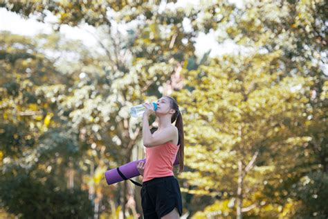 아름 다운 젊은 Sportswoman는 공원에서 요가 매트와 음료 물 들고 있다 건강 및 피트 니스 Concep 가냘픈에 대한 스톡 사진 및 기타 이미지 Istock