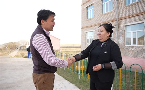 Г Дамдинням Англи хэлийг бага ангиас нь зааснаар хүүхдүүдэд гарааны