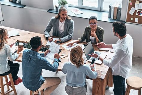 사무실에서 일하는 동안 현대 젊은이들이 사업에 대해 토론하는 평면도 사진 Unsplash의 사무실 이미지