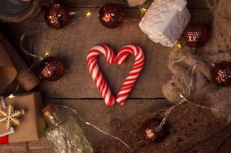 하트 모양의 사탕 지팡이 해피 홀리데이 선물 상자 양초와 조명 크리스마스 배경 인스 타 그램 스타일과 나무 배경에 크리스마스 분위기 여전히 생활 겨울에 대한 스톡 사진 및